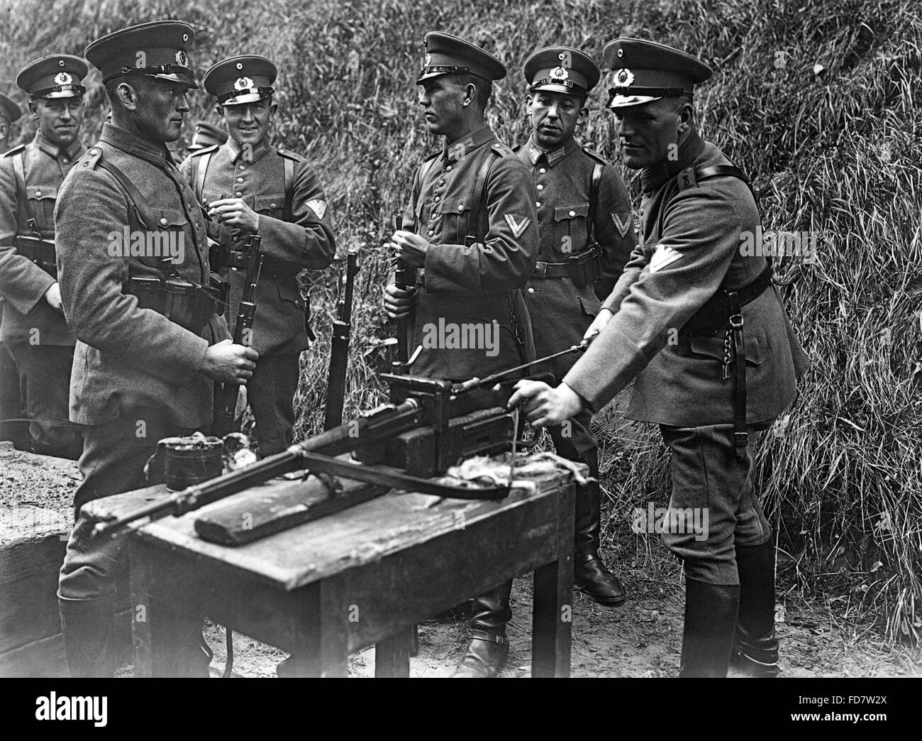 Soldiers of the Reichswehr clean their rifles, 1930 Stock Photo - Alamy