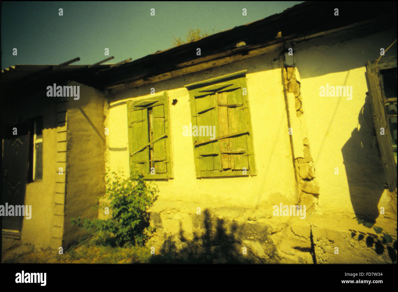 House boarded up windows hi-res stock photography and images - Alamy