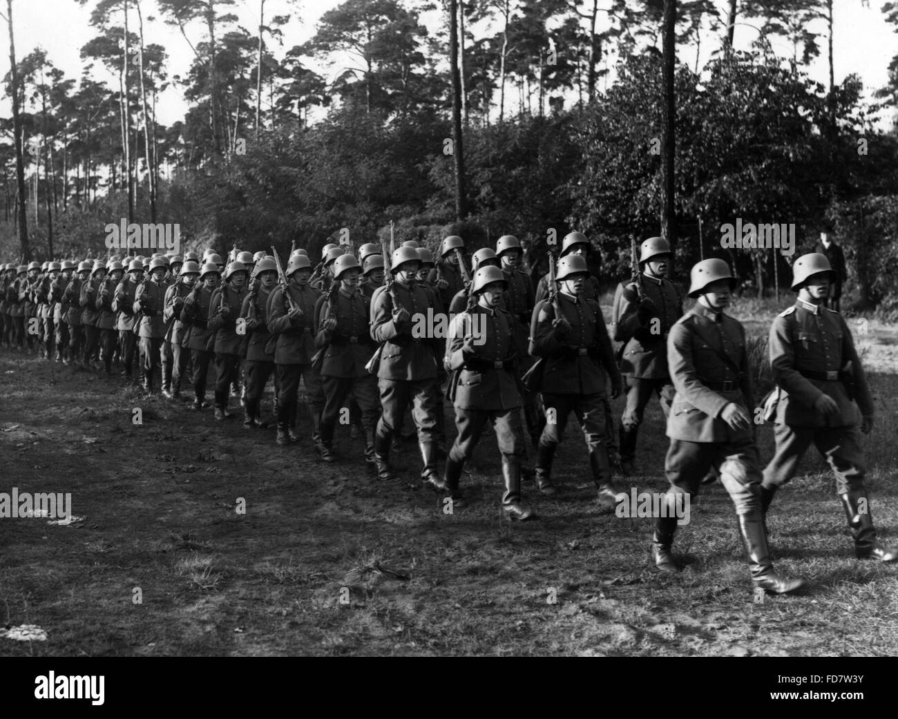 Marching soldiers hi-res stock photography and images - Alamy