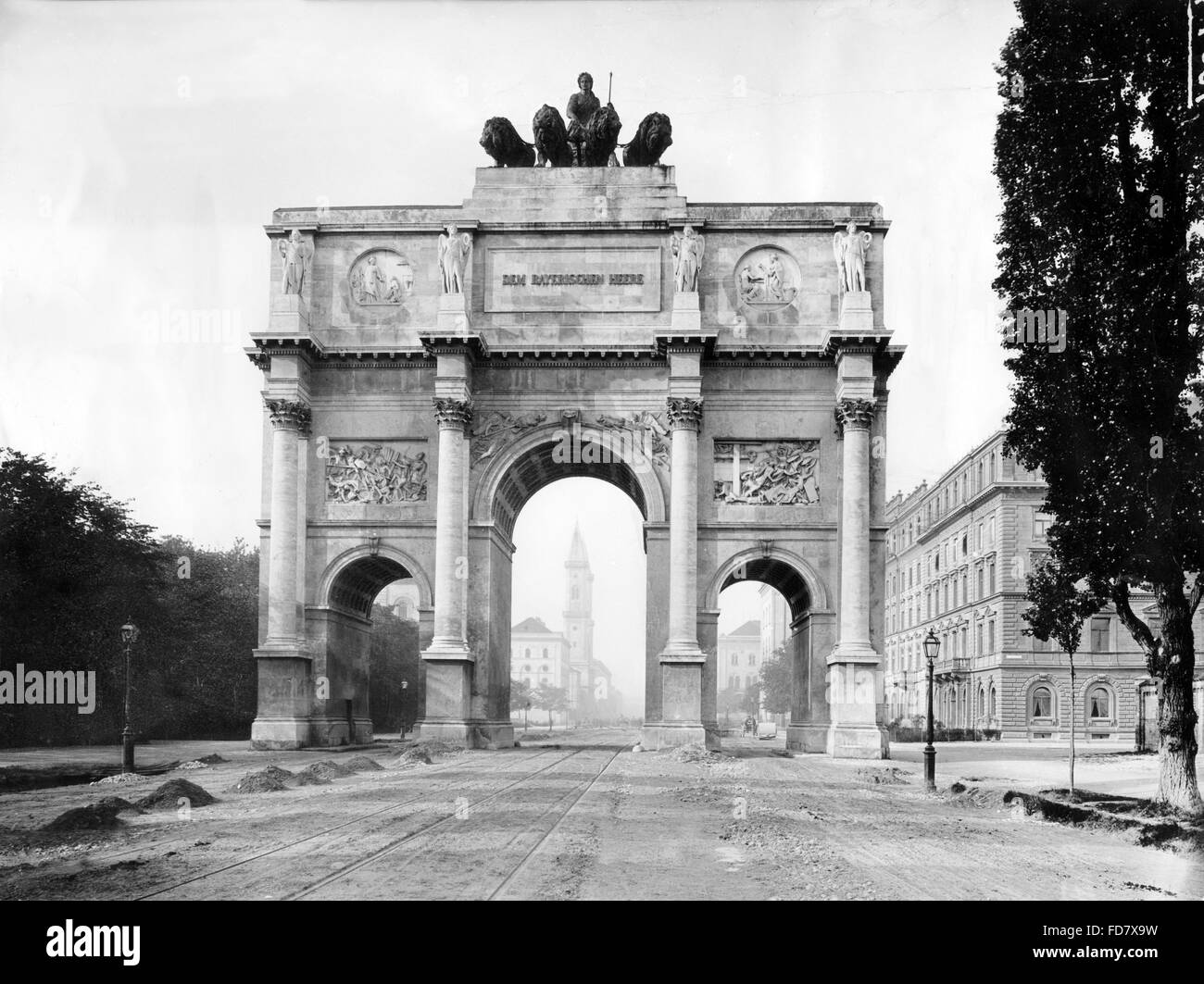 The Siegestor (victory gate) in Munich Stock Photo - Alamy