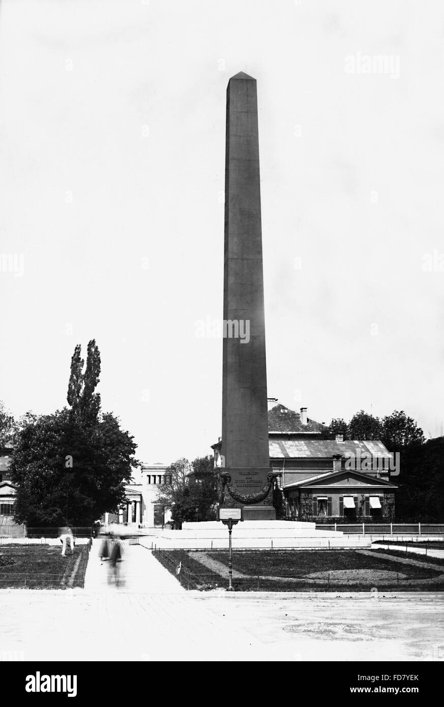 Karolinenplatz with obelisk in Munich Stock Photo - Alamy
