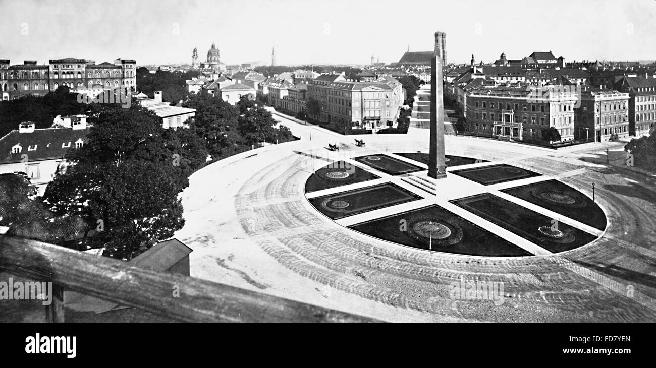 Karolinenplatz in Munich with obelisk before 1914 Stock Photo - Alamy