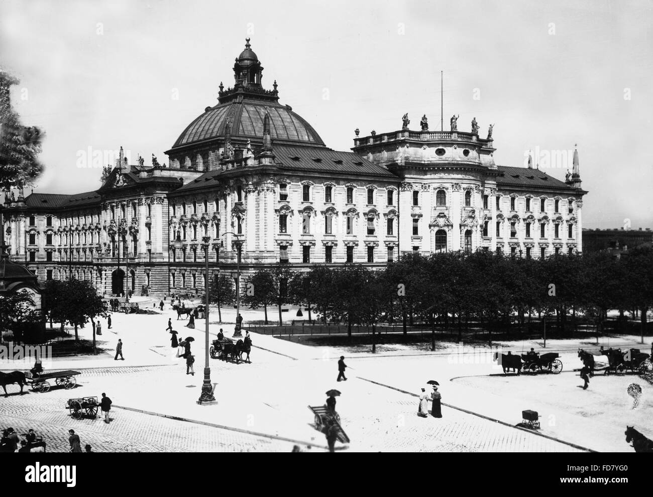 Justizpalast at Karlsplatz (Stachus) in Munich Stock Photo - Alamy