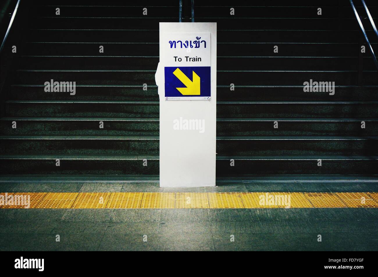 Sign arrow subway hi-res stock photography and images - Alamy