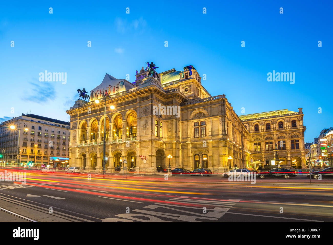 State opera building hi-res stock photography and images - Alamy