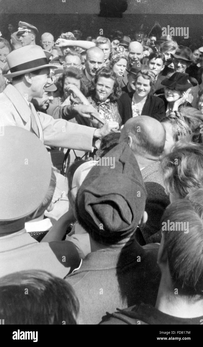 Joseph Goebbels in a crowd of people, 1943 Stock Photo - Alamy