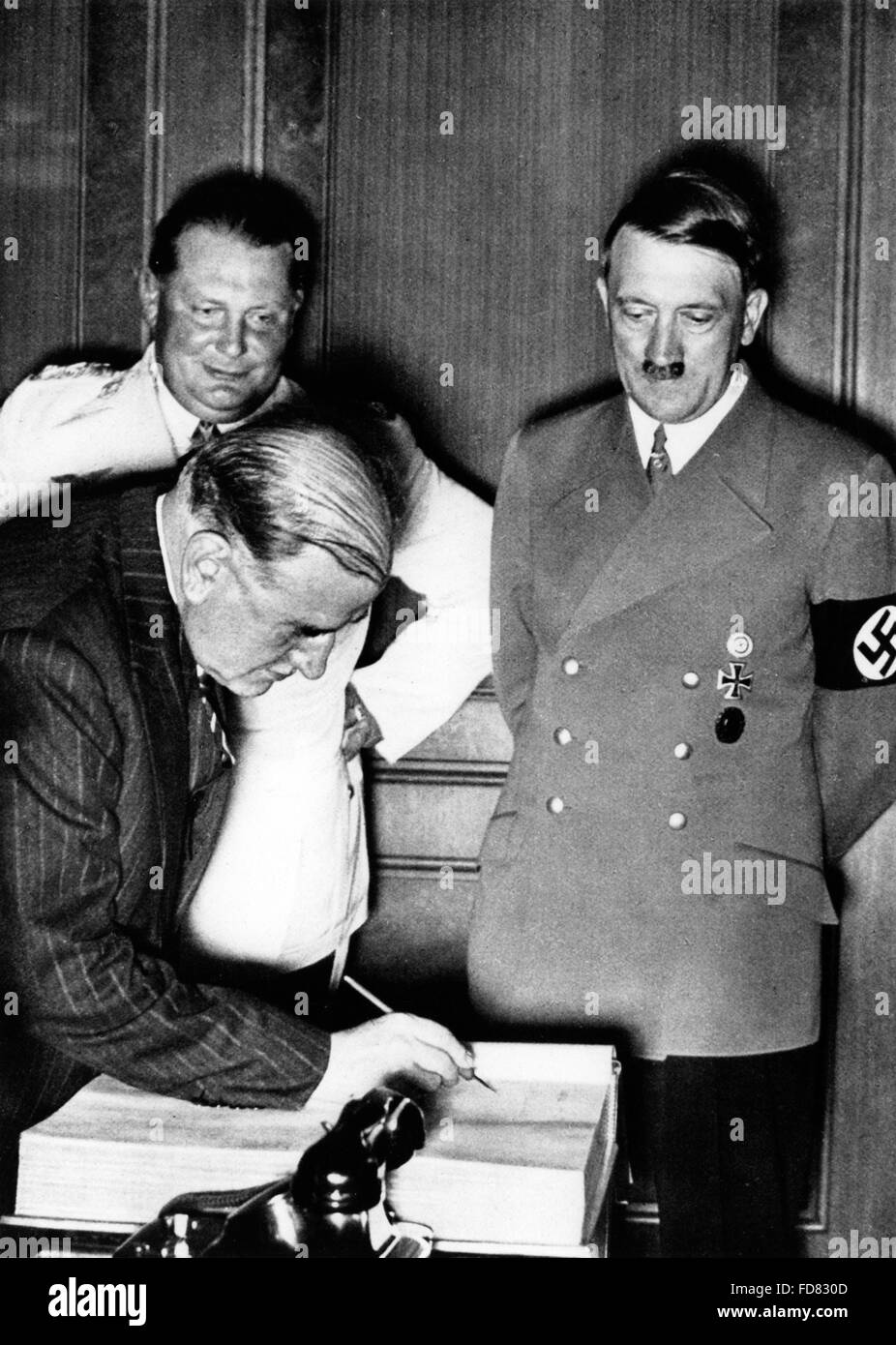 Adolf Hitler with the French Premier Minister Eduard Daladier, 1938 ...