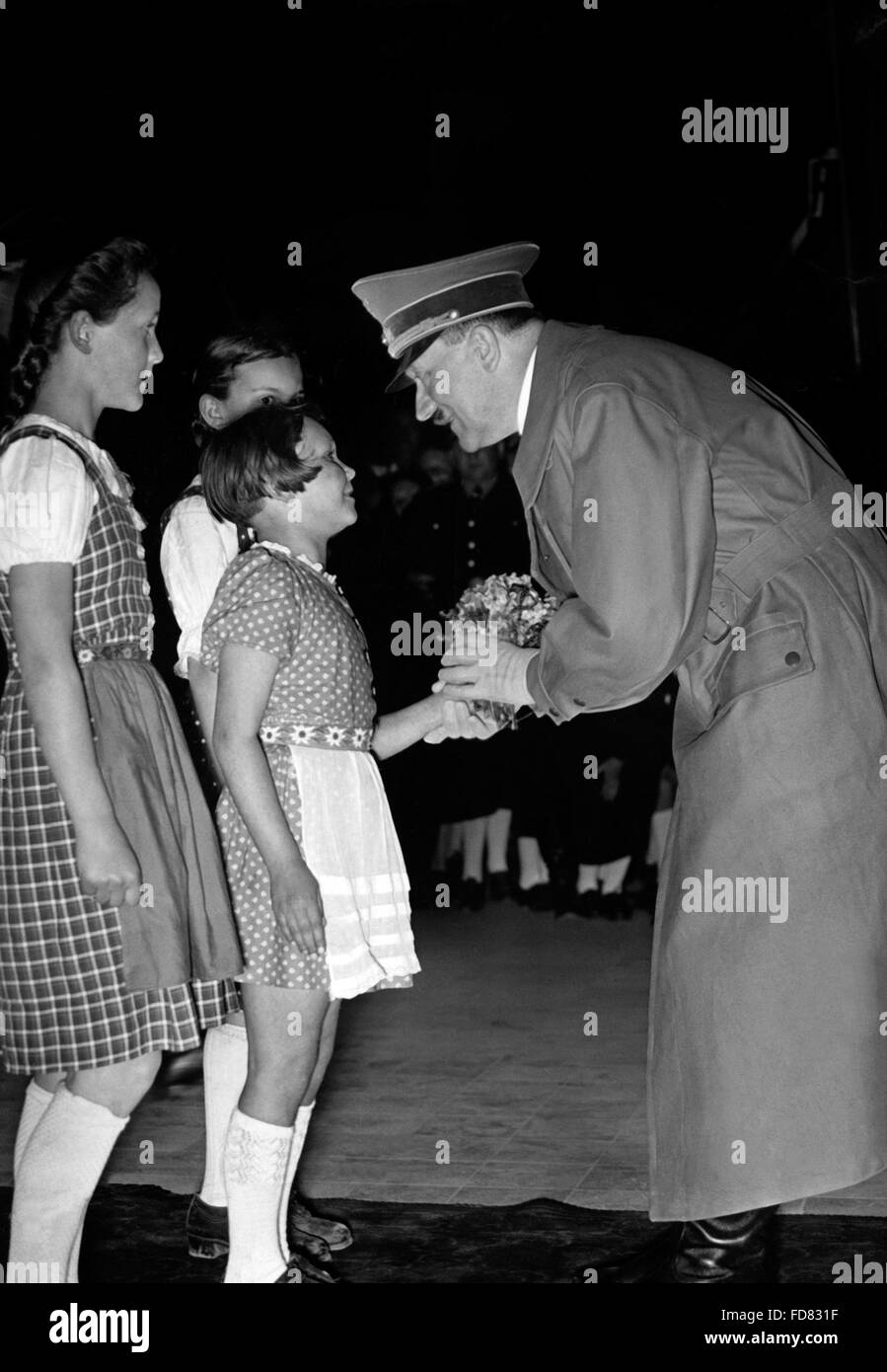 Girls from Linz greet Adolf Hitler, 1938 Stock Photo - Alamy