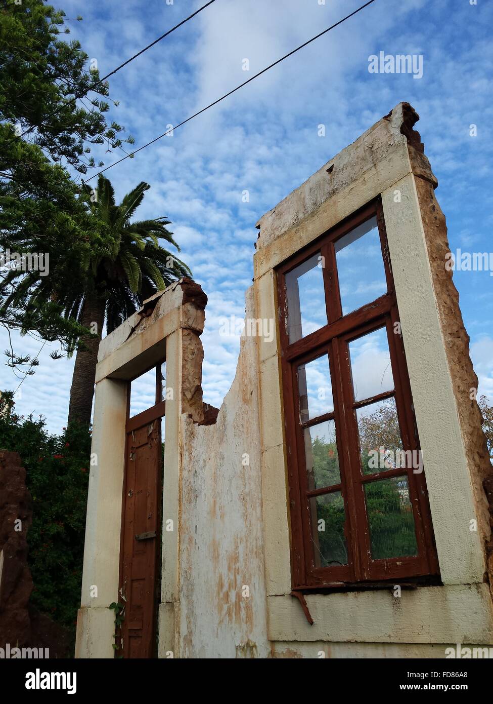 Ruined house hi-res stock photography and images - Alamy