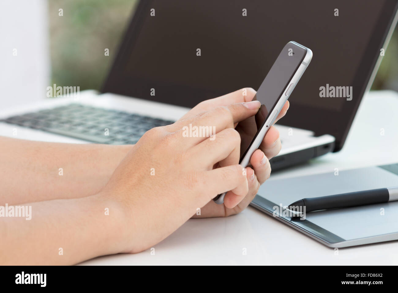 Woman holding iphone 6 hi-res stock photography and images - Alamy