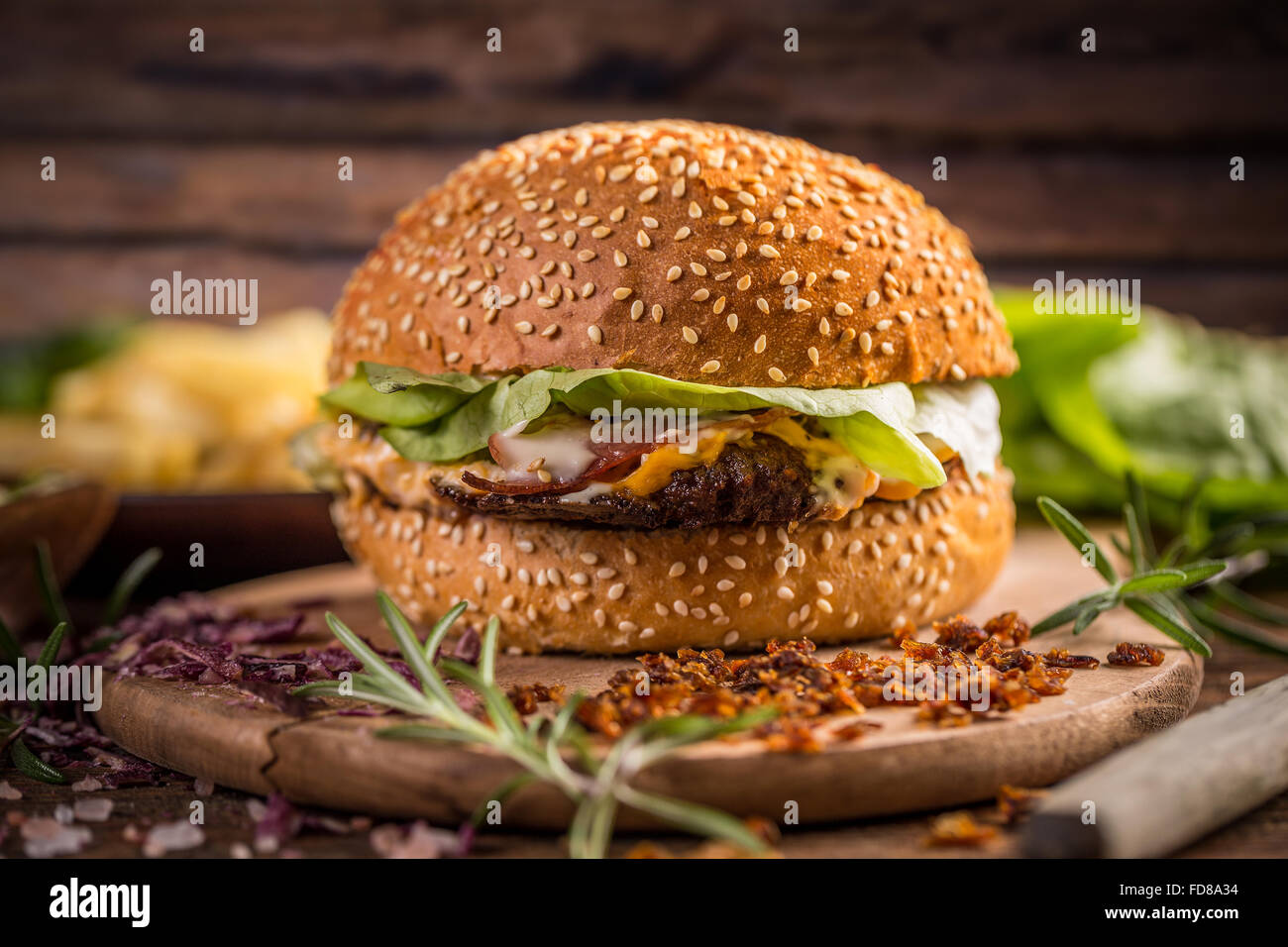 Cutting burger hi-res stock photography and images - Alamy