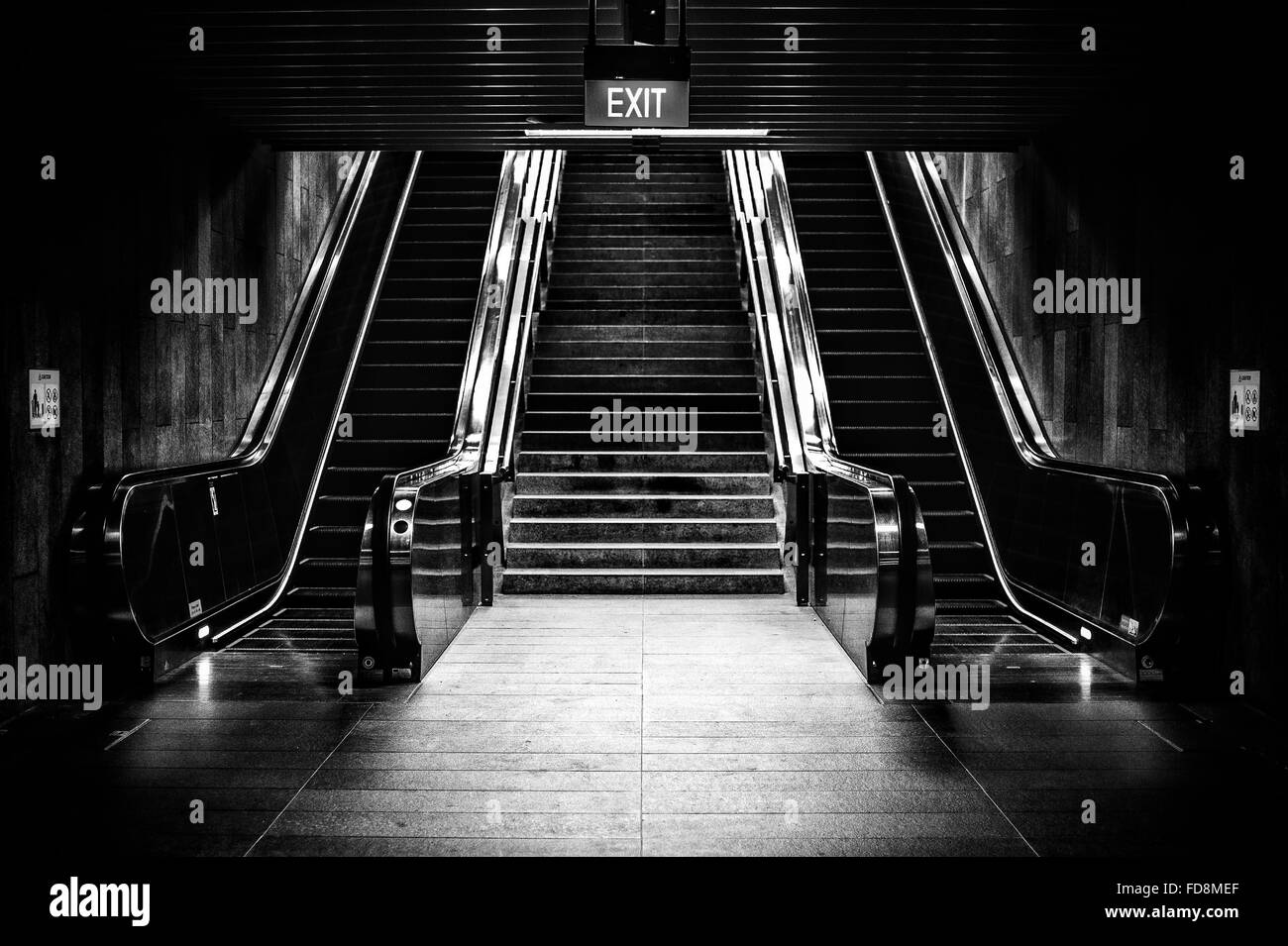 Building escalators hi-res stock photography and images - Alamy
