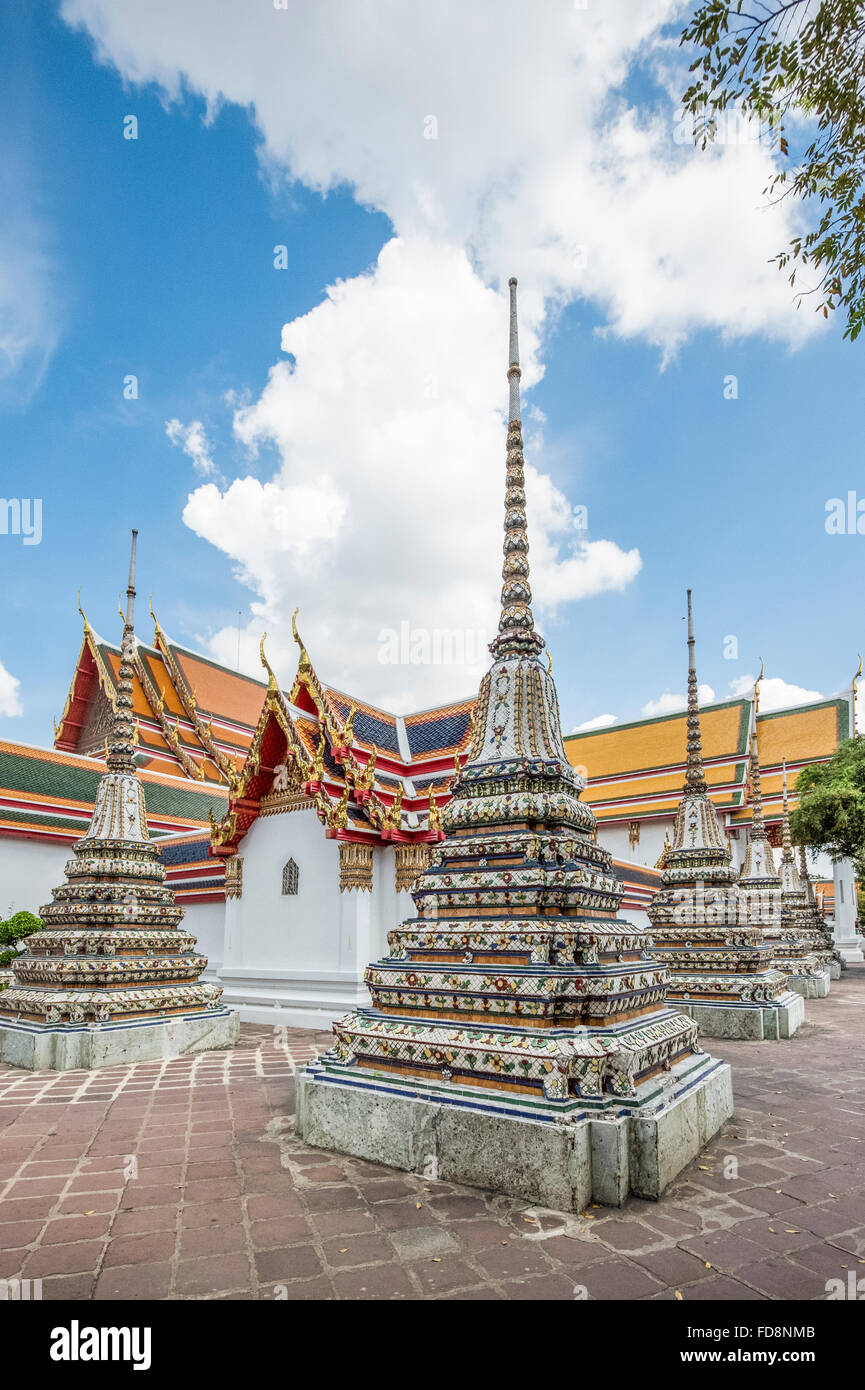 Wat Po, Temple of the Reclining Buddha Central courtyard Stock Photo ...