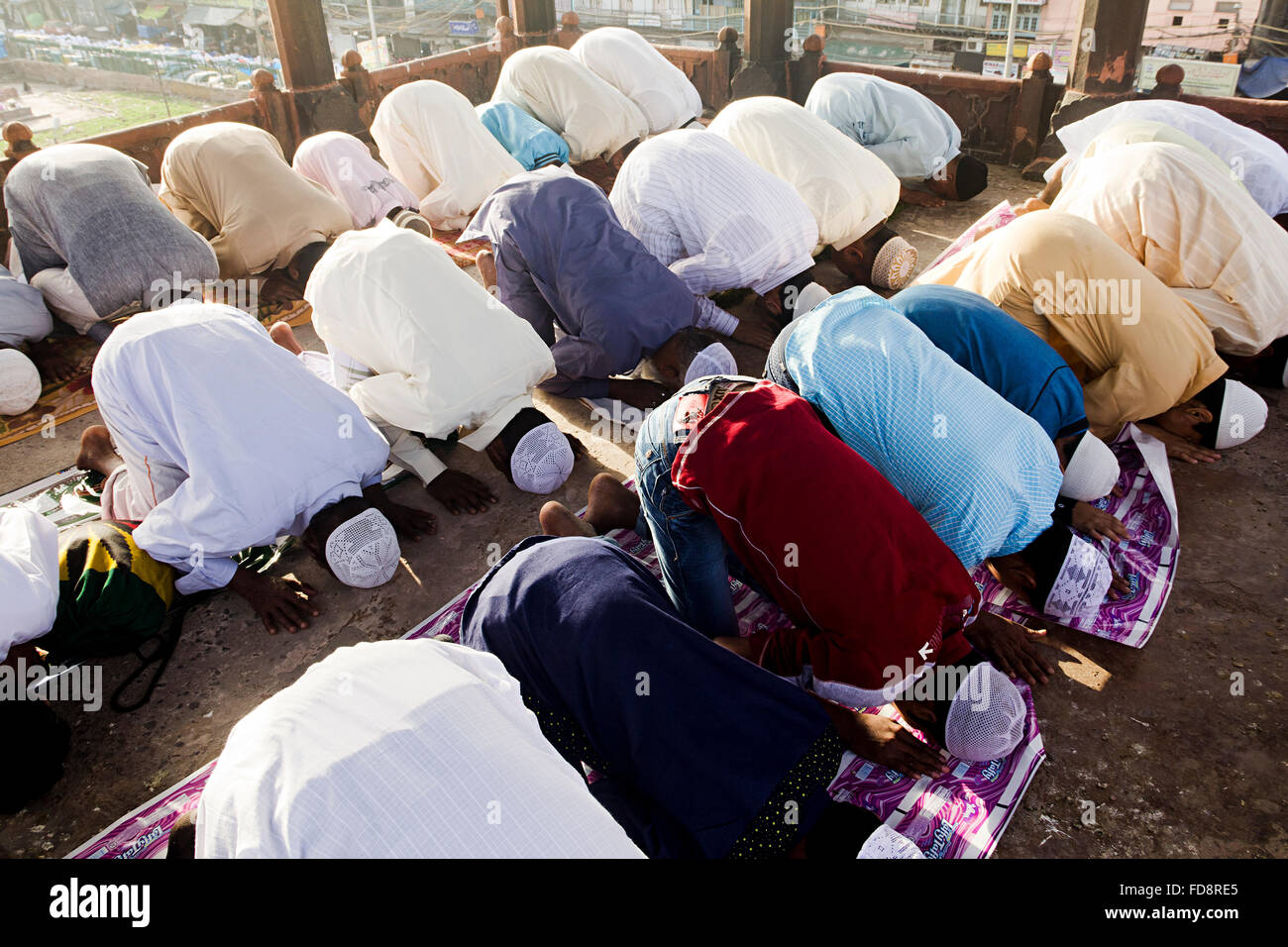 Crowd kneel hi-res stock photography and images - Alamy
