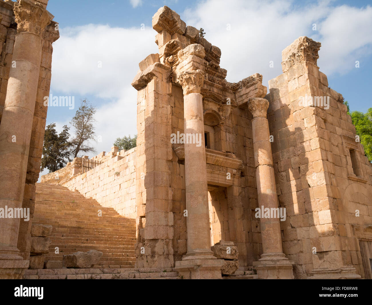Jerash stone columns hi-res stock photography and images - Alamy