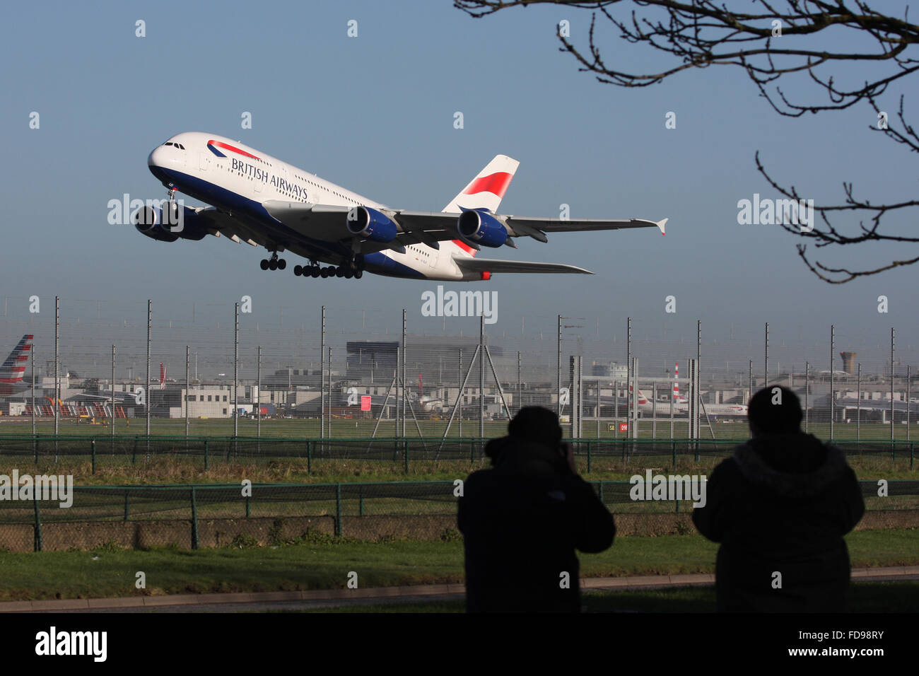 PLANE SPOTTERS WATCH PLANE TAKE OFF A380 Stock Photo - Alamy