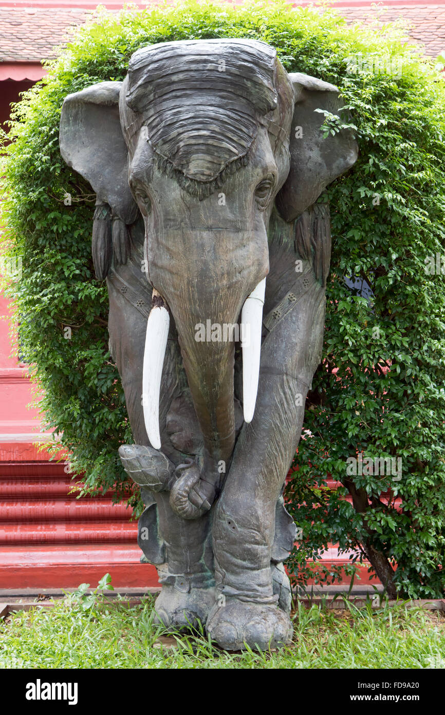 Elephant garden sculpture hi-res stock photography and images - Alamy