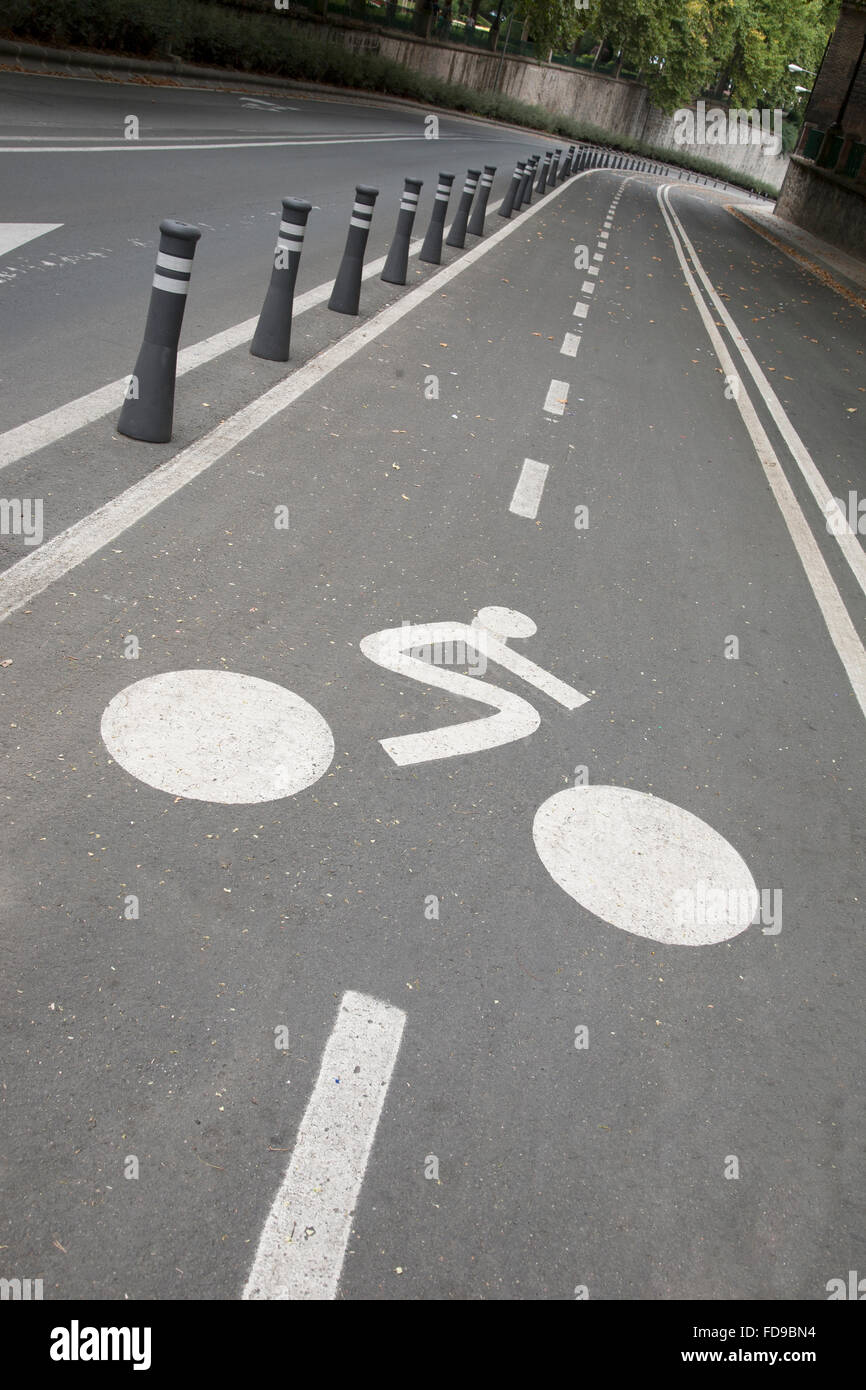Bike Lane Symbol in Urban Setting Stock Photo - Alamy