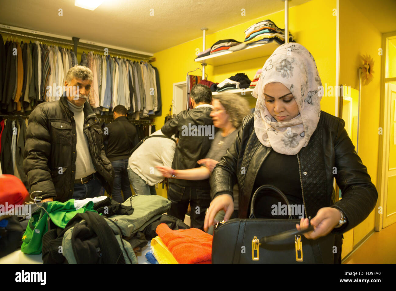 Syrian refugees help hi-res stock photography and images - Alamy