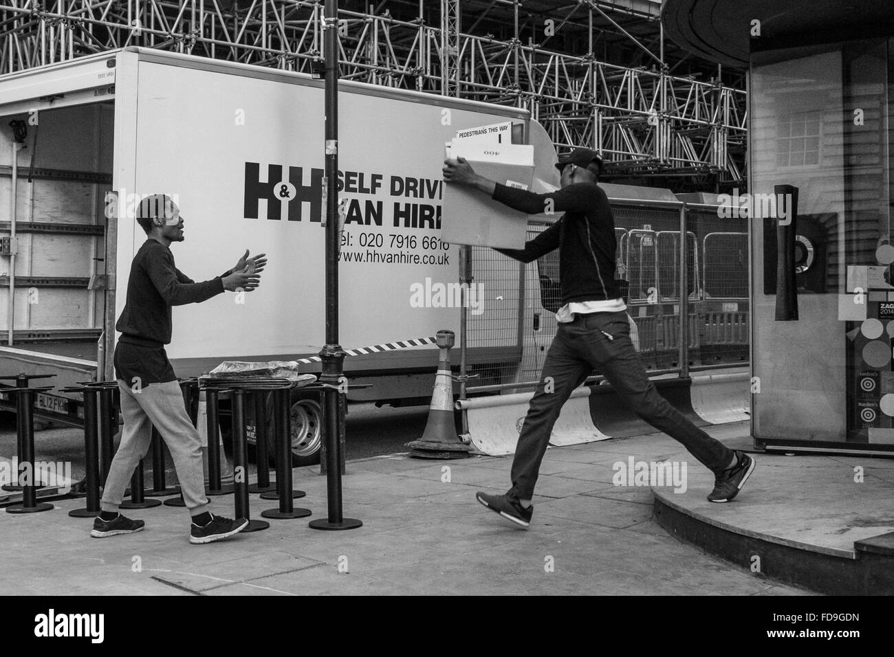 men moving boxes to a van Stock Photo - Alamy