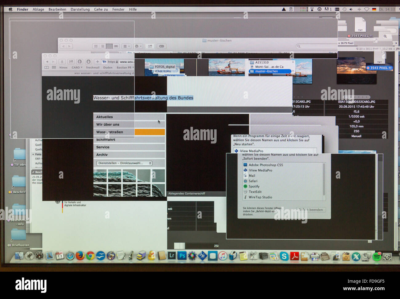 Computer crash art hi-res stock photography and images - Alamy