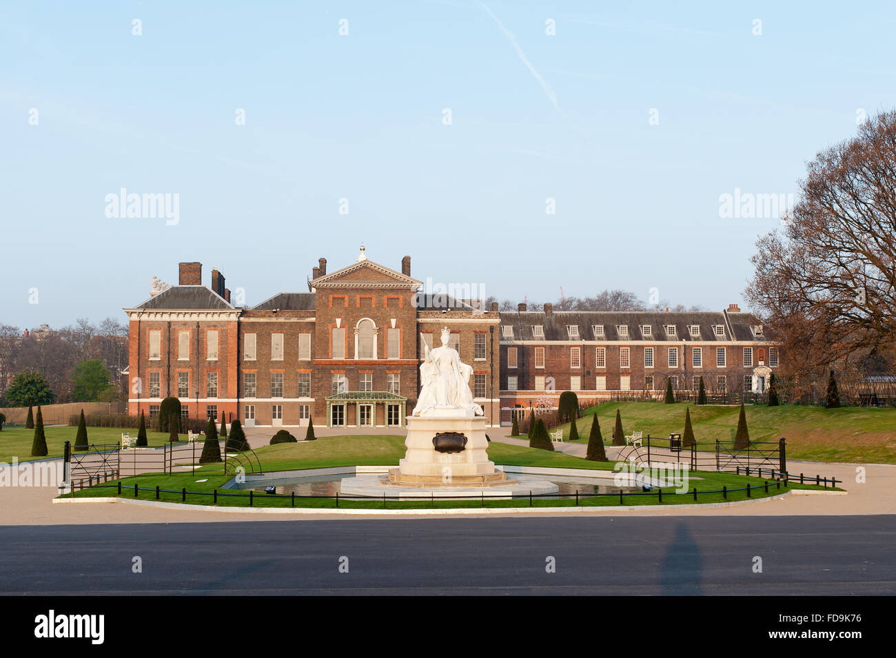 Statue of queen victoria hi-res stock photography and images - Alamy