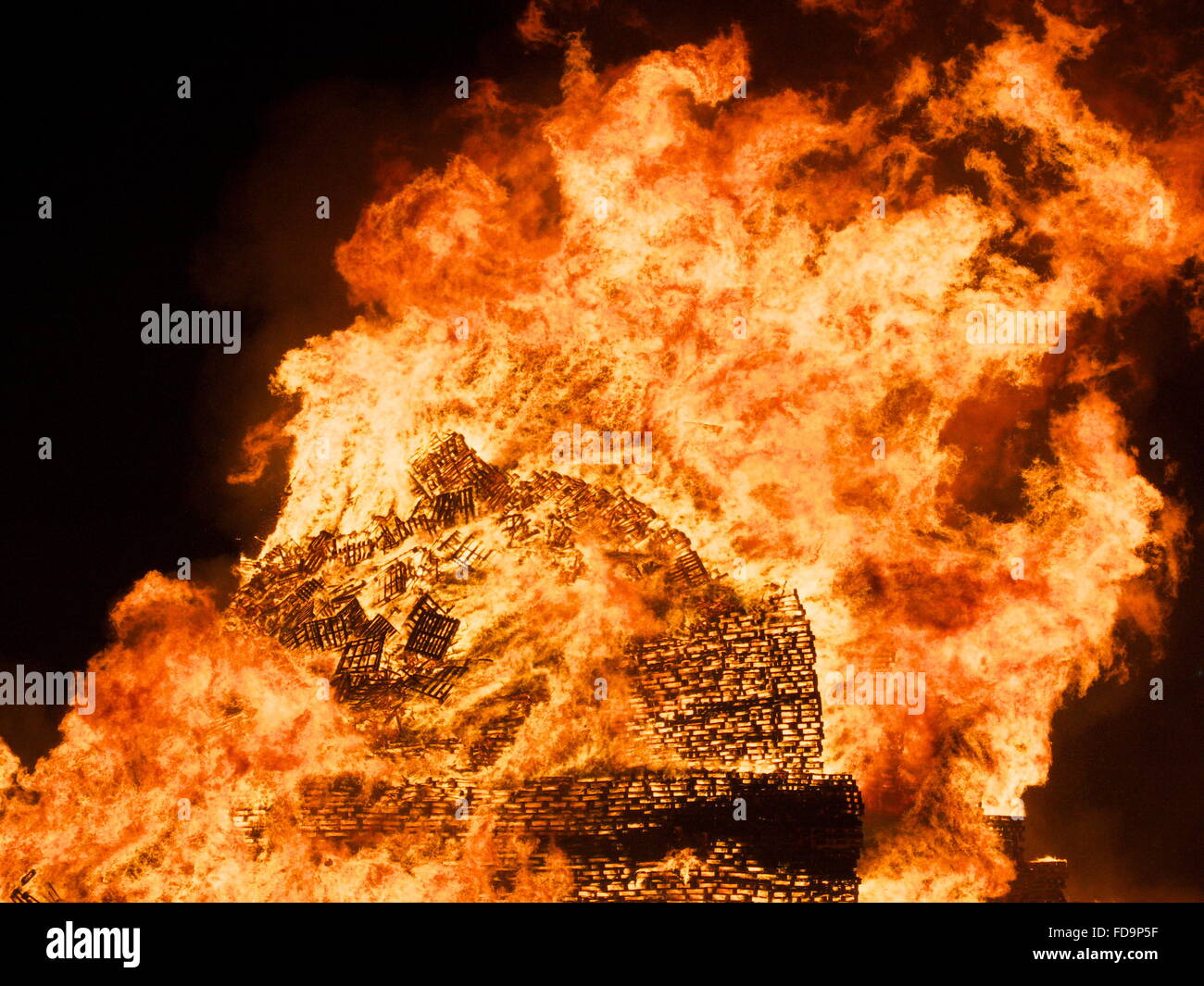 Building On Fire At Night Stock Photo - Alamy