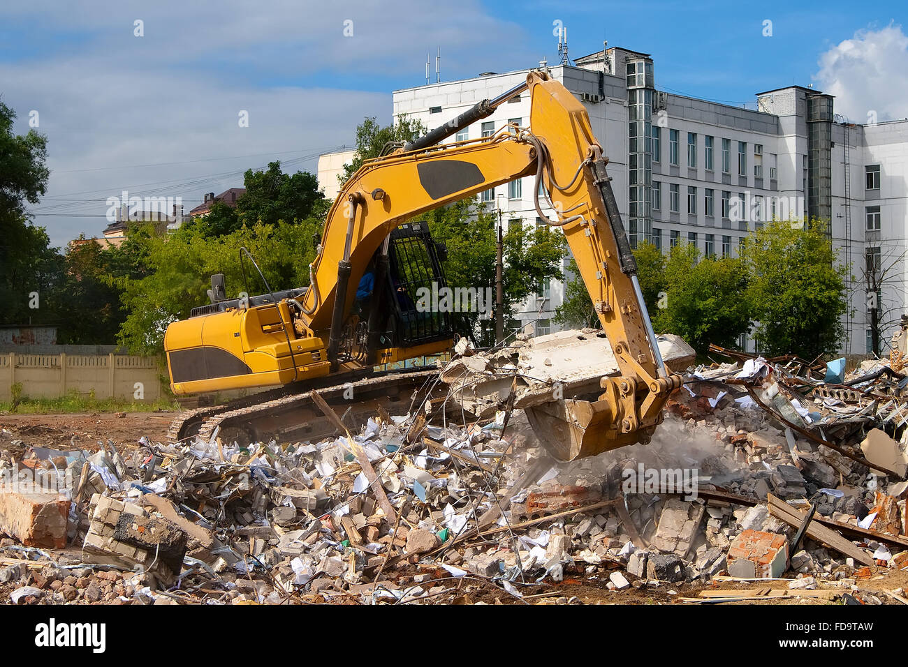 Excavator works in demolition and clean-up of debris Stock Photo - Alamy