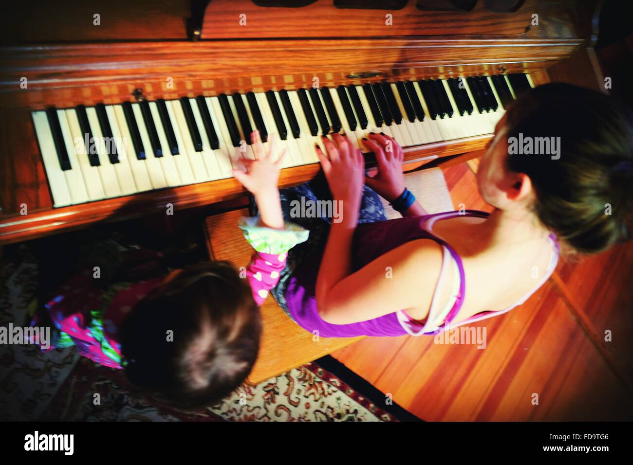 Girls playing piano hi-res stock photography and images - Alamy