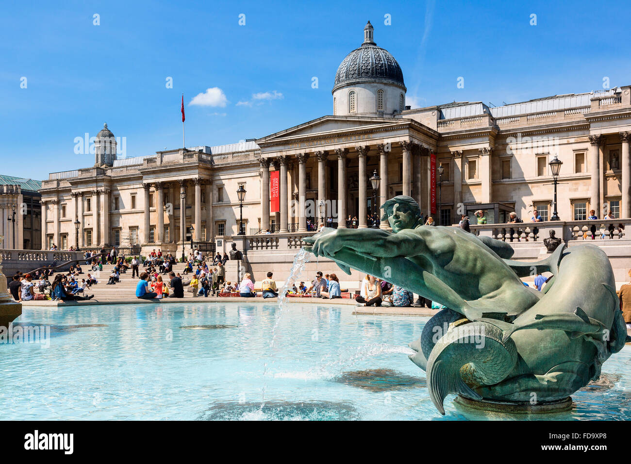 Fountains in trafalgar square hi-res stock photography and images - Alamy