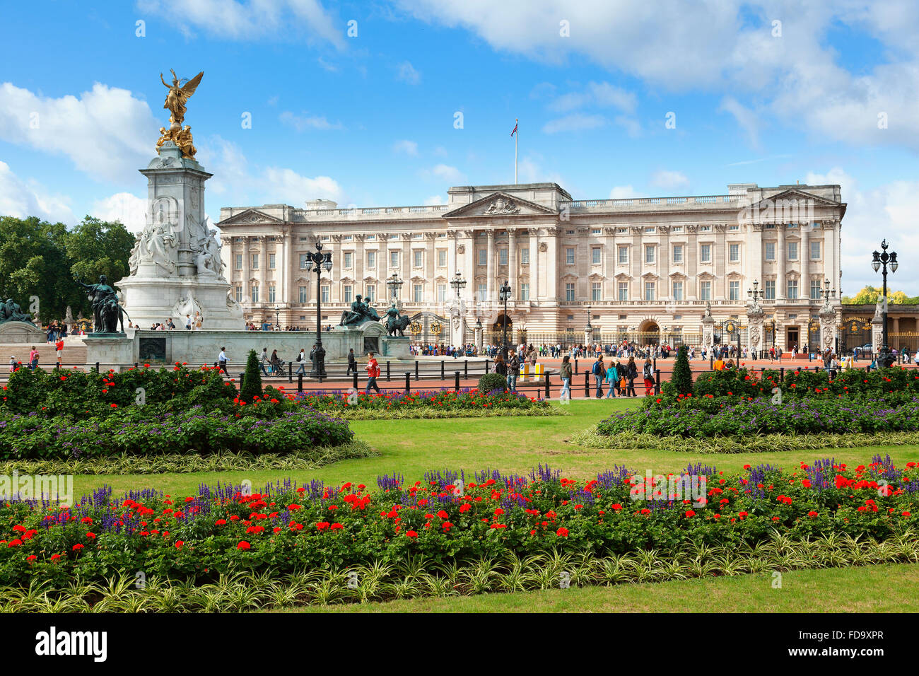 Buckingham palace exterior hi-res stock photography and images - Alamy