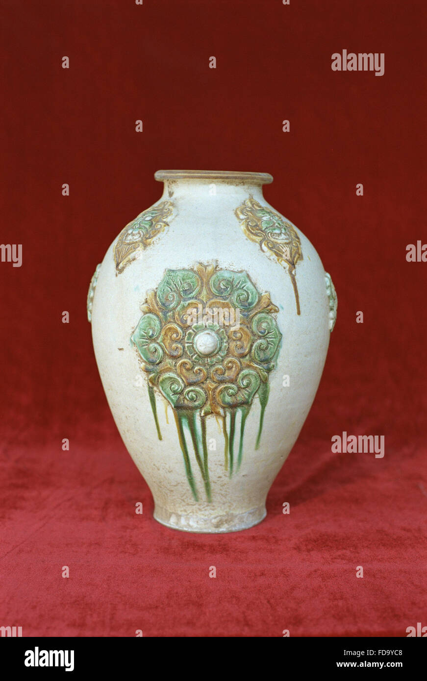 Tang tri color pottery hi-res stock photography and images - Alamy
