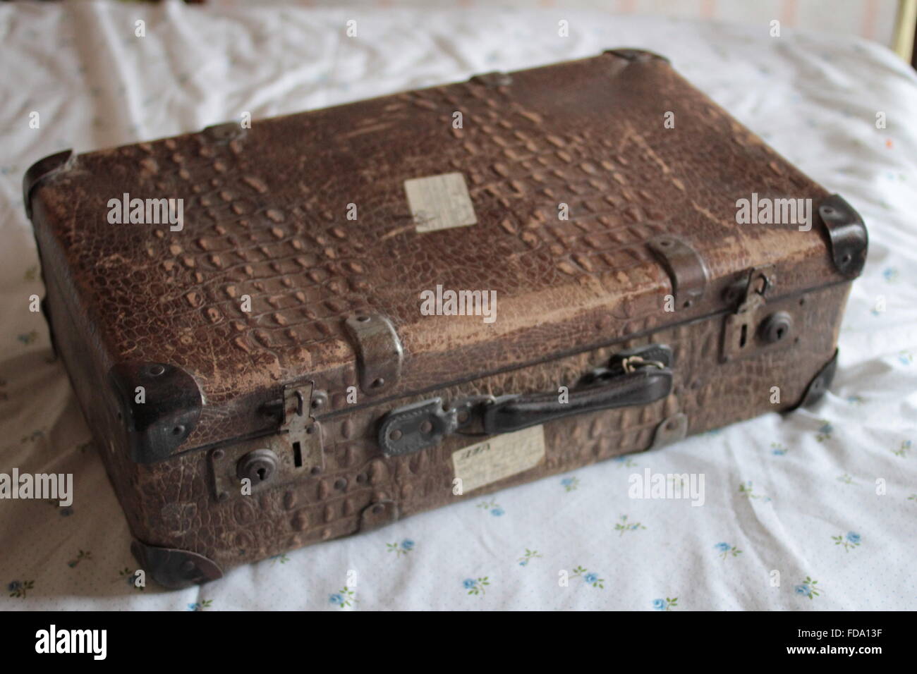 retro old suitcase Stock Photo - Alamy