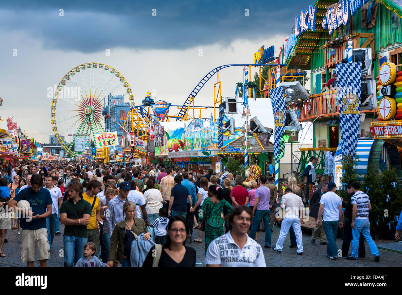 DEU, Germany, Duesseldorf, fun fair at the banks of the river Rhine in ...