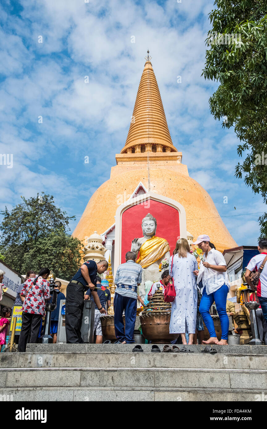 Nakhon Pathom-Phra Pathom Golden Chedi Stock Photo - Alamy