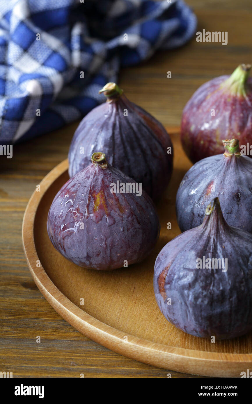 ripe figs on wooden plate, food close-up Stock Photo - Alamy
