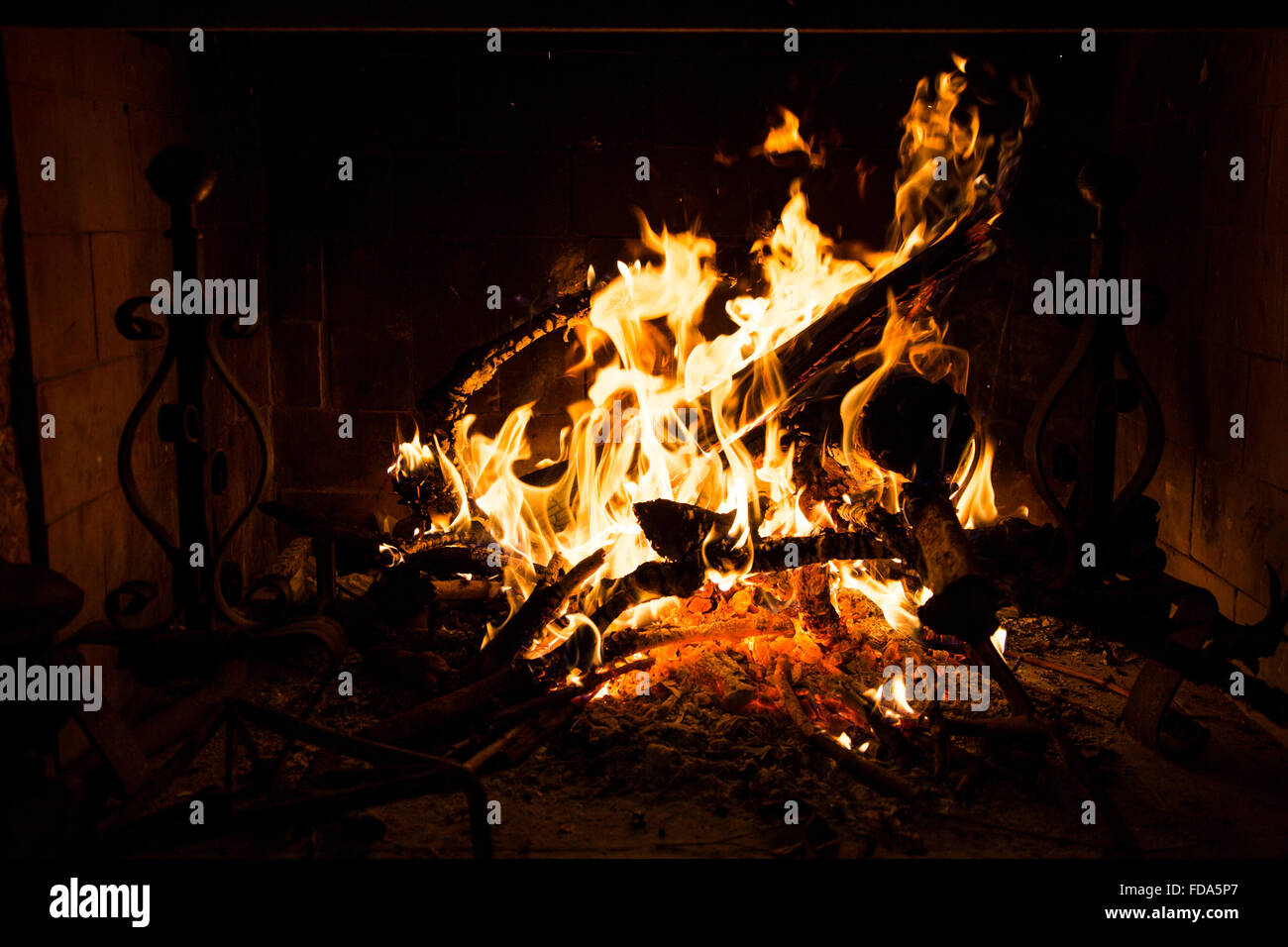 Log fire wood burning flames hi-res stock photography and images - Alamy