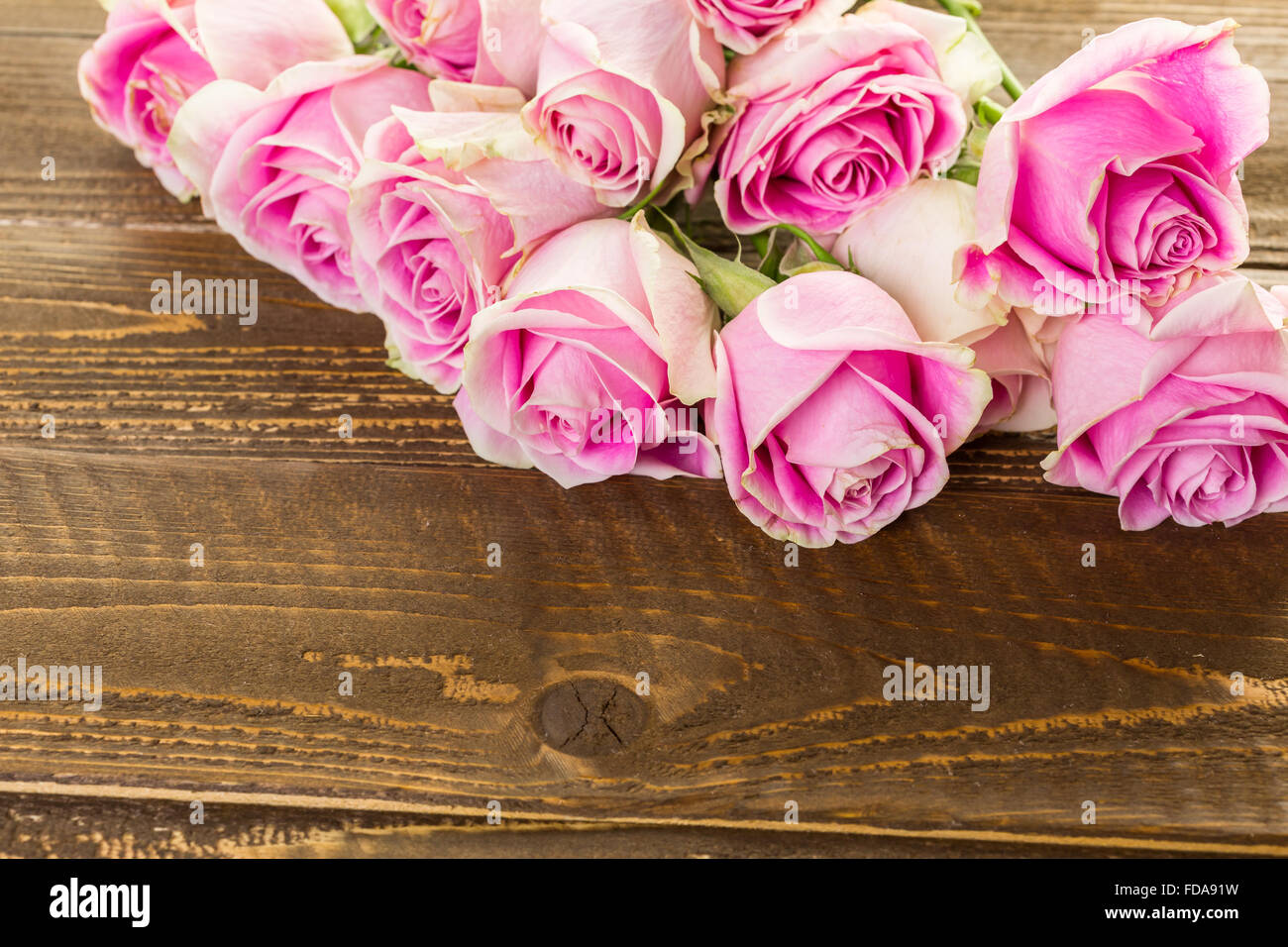 Pink roses on wood table Stock Photo - Alamy