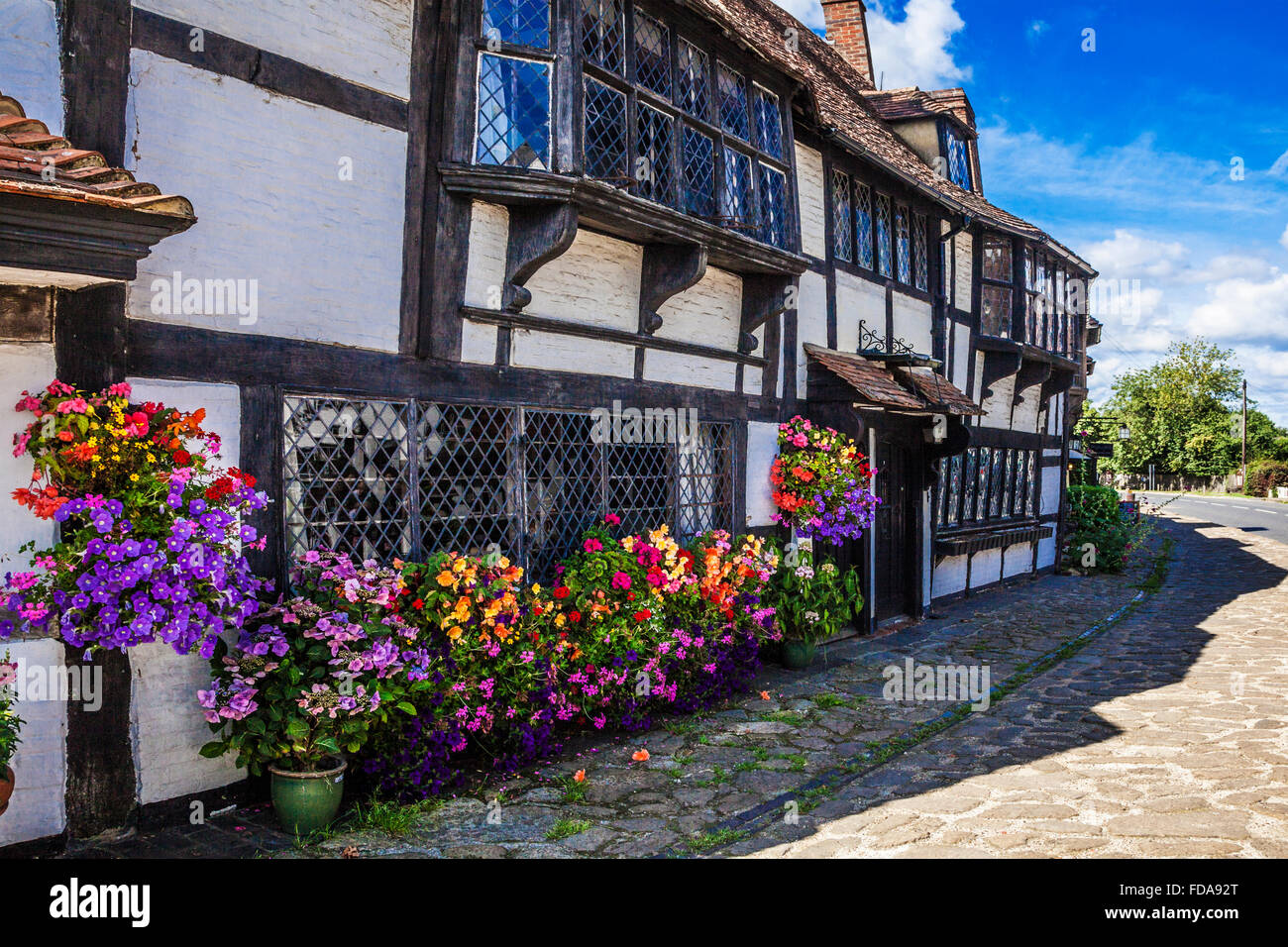 Elizabethan timber framed house hi-res stock photography and images - Alamy