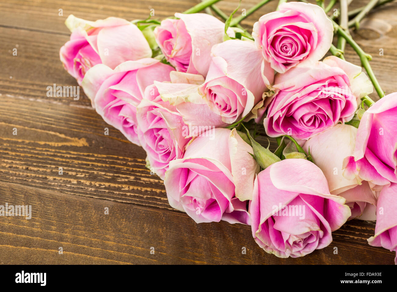 Pink roses on wood table Stock Photo - Alamy