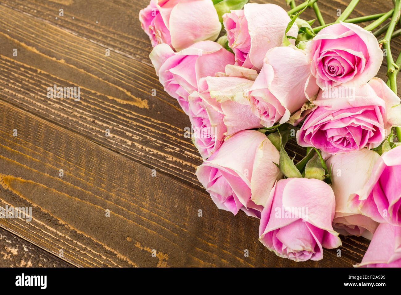 Pink roses on wood table Stock Photo - Alamy