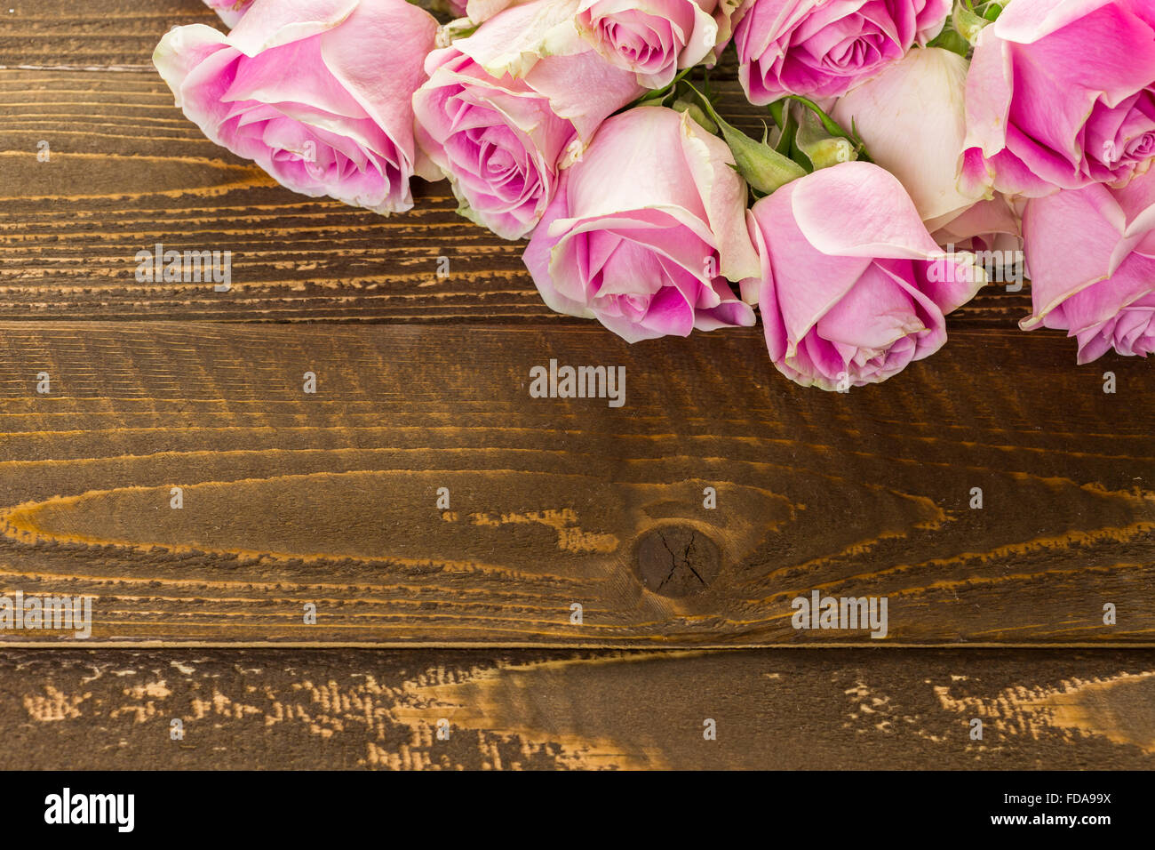 Pink roses on wood table Stock Photo - Alamy