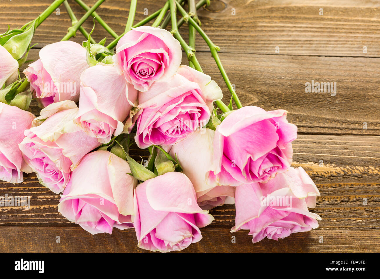 Pink roses on wood table Stock Photo - Alamy