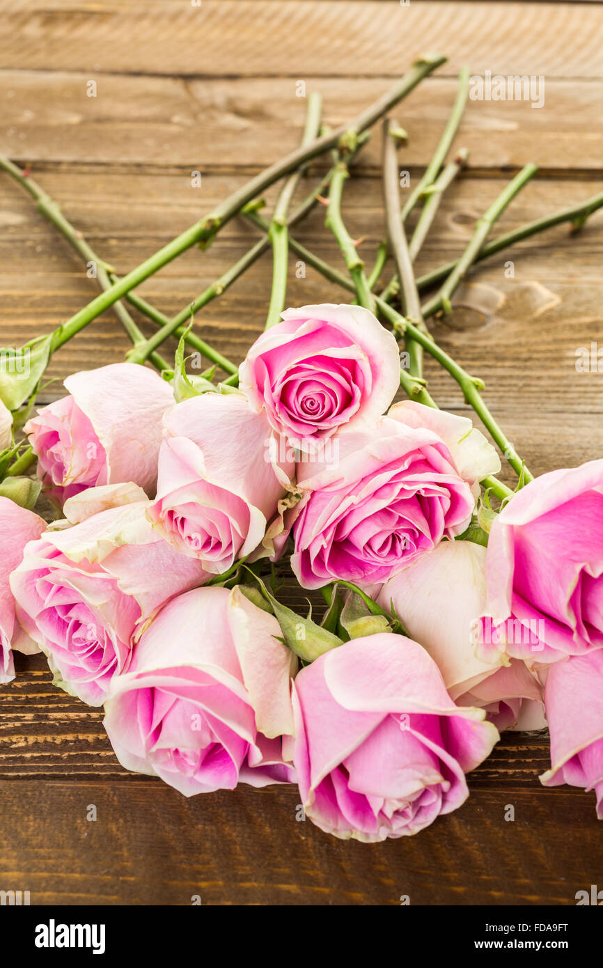 Pink roses on wood table Stock Photo - Alamy