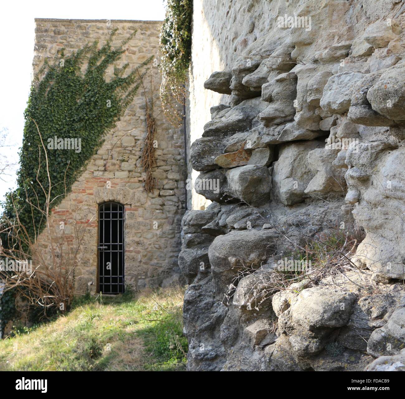 Stone wall castle hi-res stock photography and images - Alamy