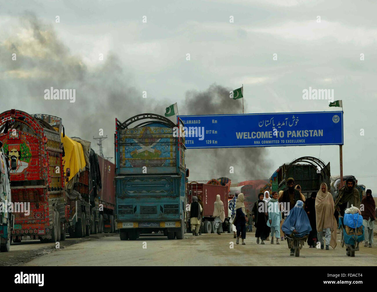 Huge numbers of motors are stuck in gridline at Pak-Afghan Friendship ...