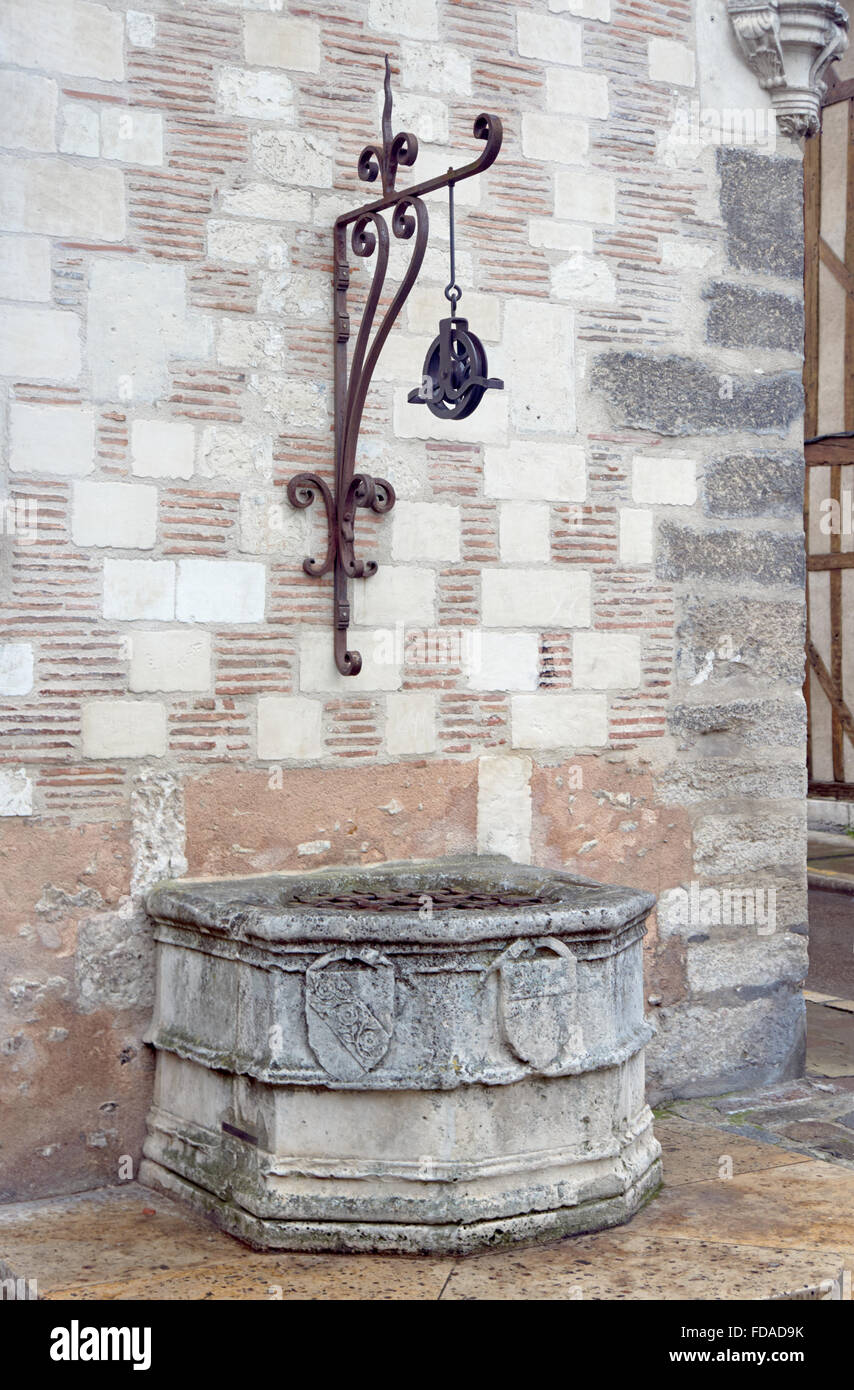 Medieval stone well hi-res stock photography and images - Alamy