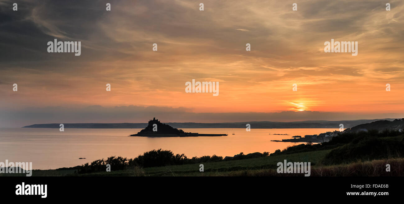 Setting sun over mount hi-res stock photography and images - Alamy