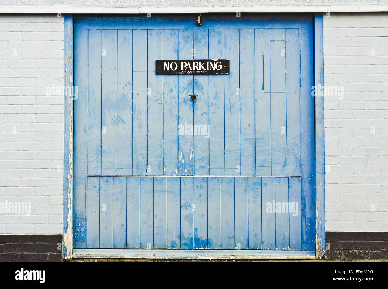 Rural garage closed hi-res stock photography and images - Alamy