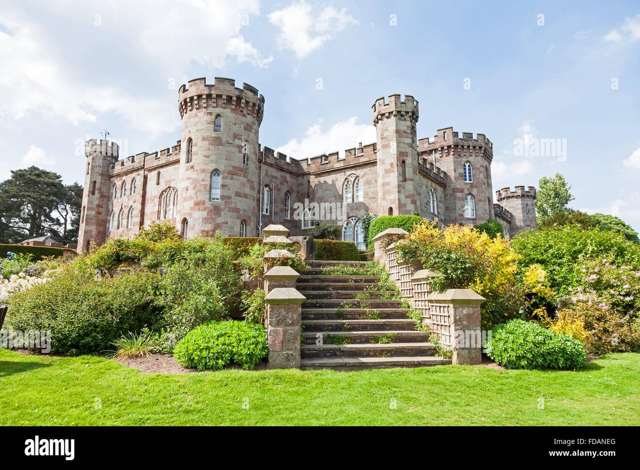 Castellated country house uk hi-res stock photography and images - Alamy